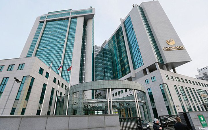 Австрійський банк Raiffeisen та італійський UniCredit продовжують заробляти в Росії, але тиск на ...